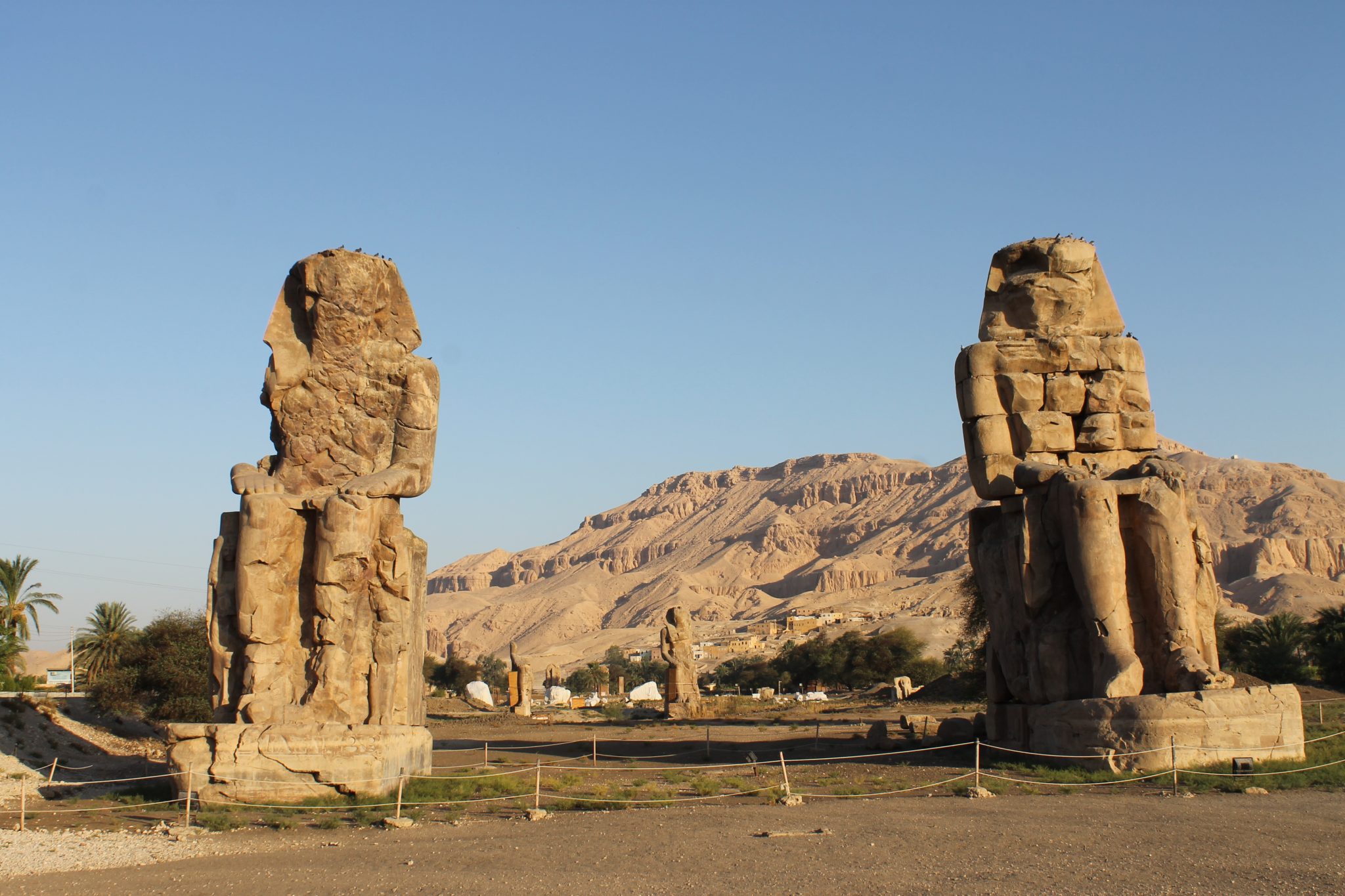 Los Colosos de Memnon — VIATOR IMPERI